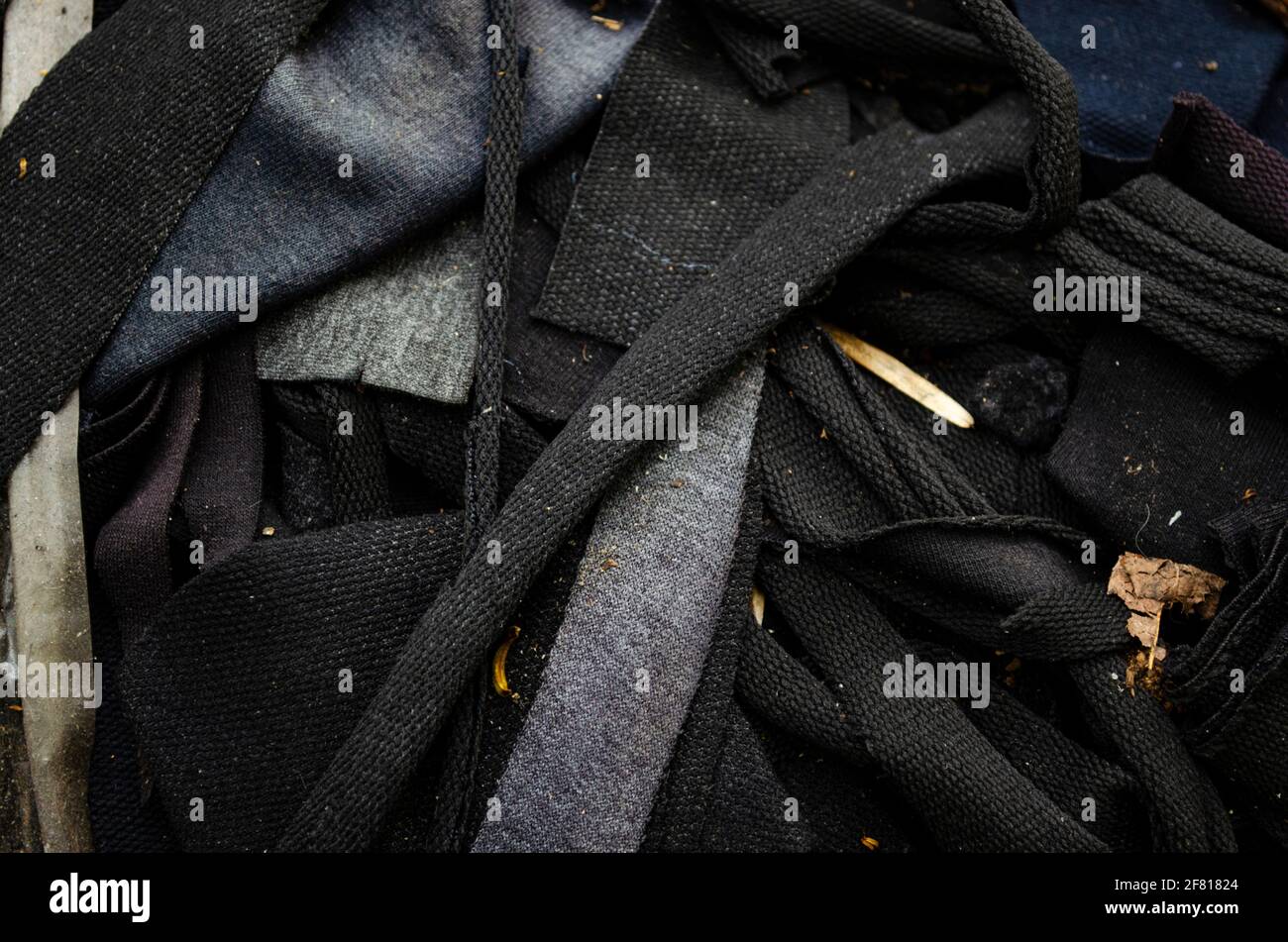 Trash that is a piece of cloth, old cloth is thrown away along the way ...