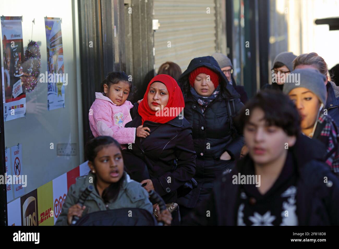 Muslim women and child in London, England Stock Photo - Alamy