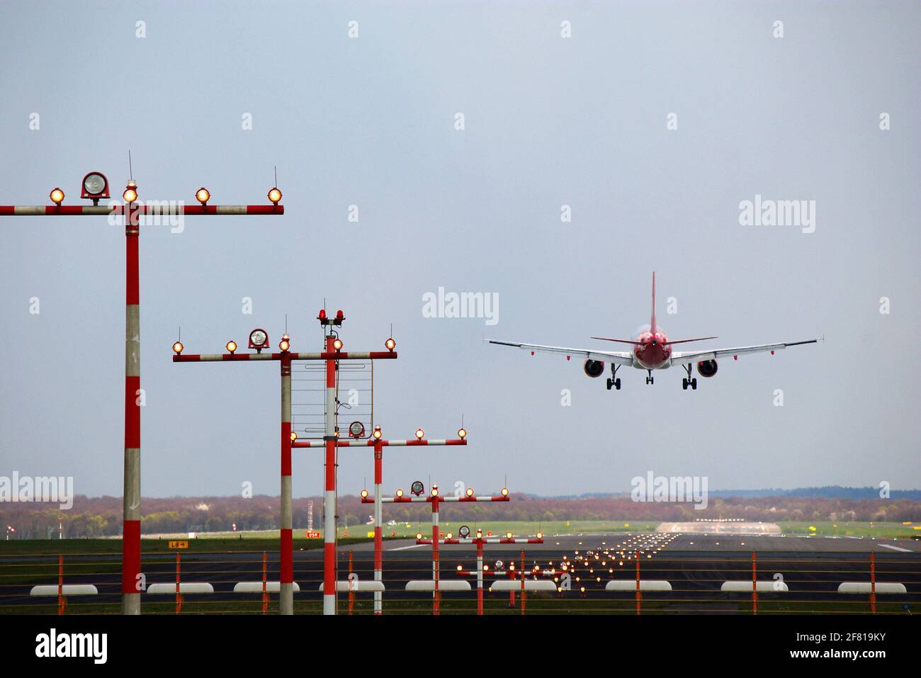 Runway approach lighting hi-res stock photography and images - Alamy