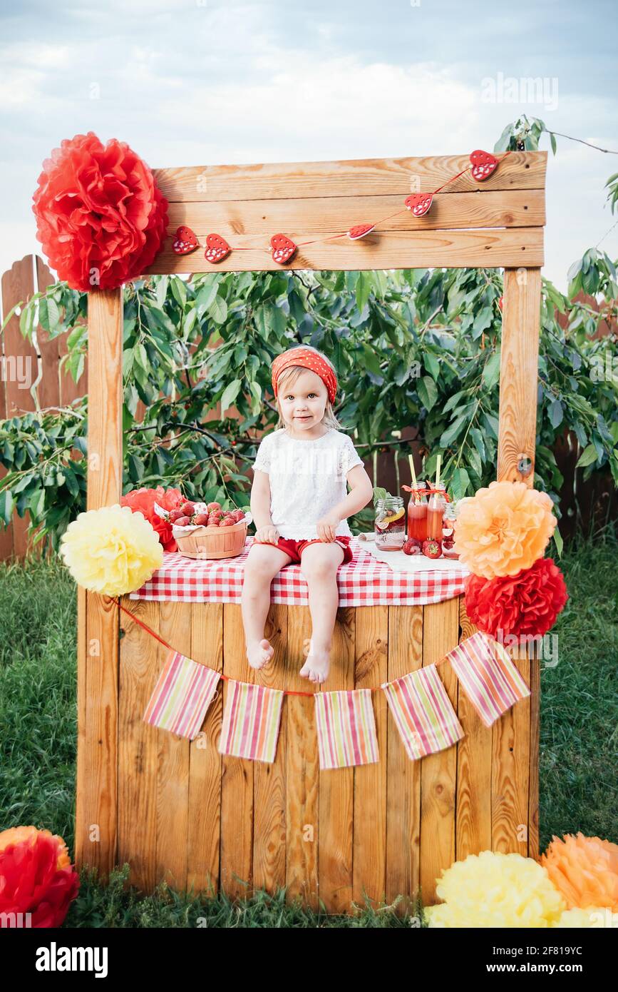Lemonade Stand. Adorable little girl trying to sell lemonade ...