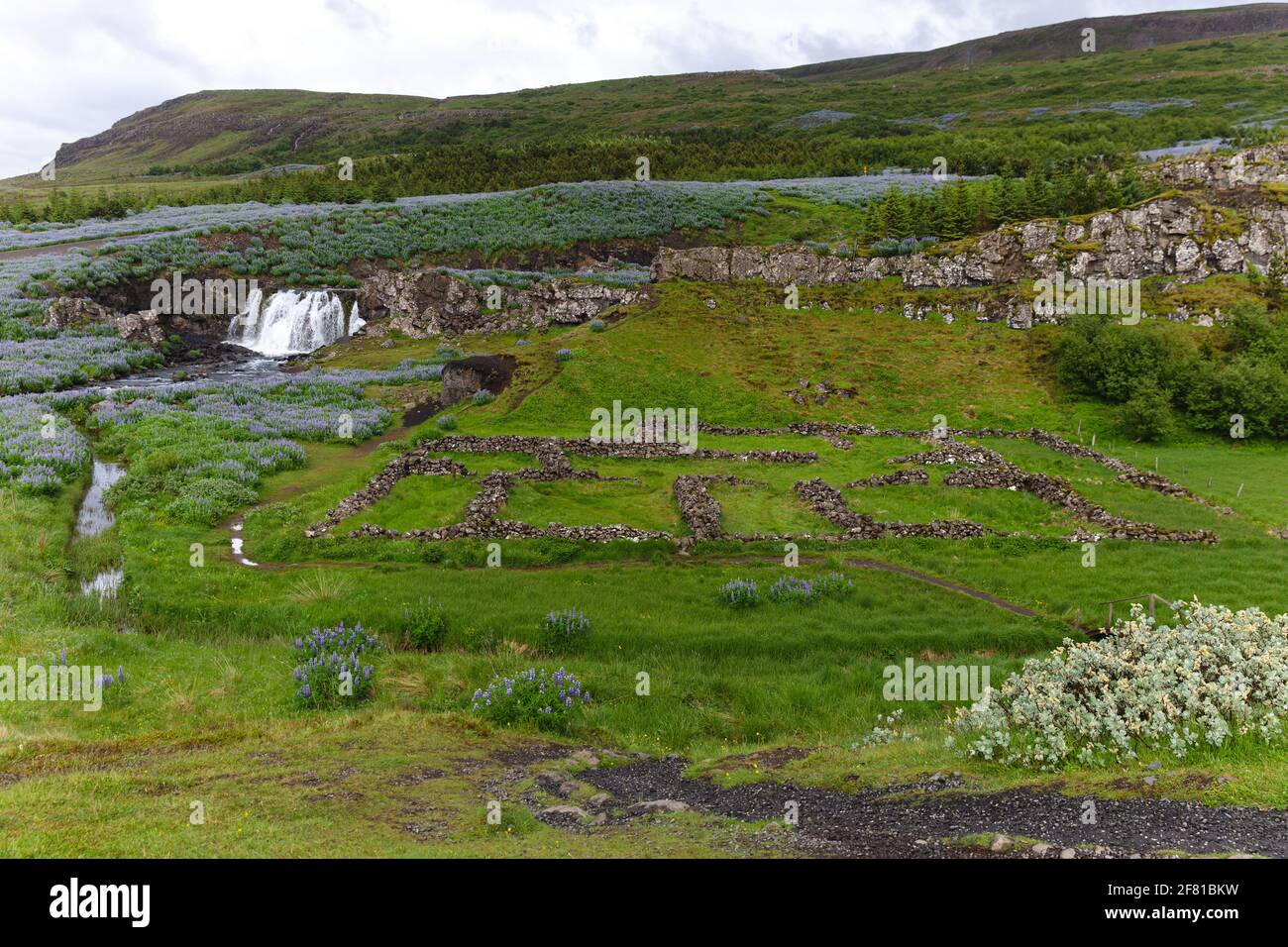 floor plan made of rock on green grass Stock Photo - Alamy