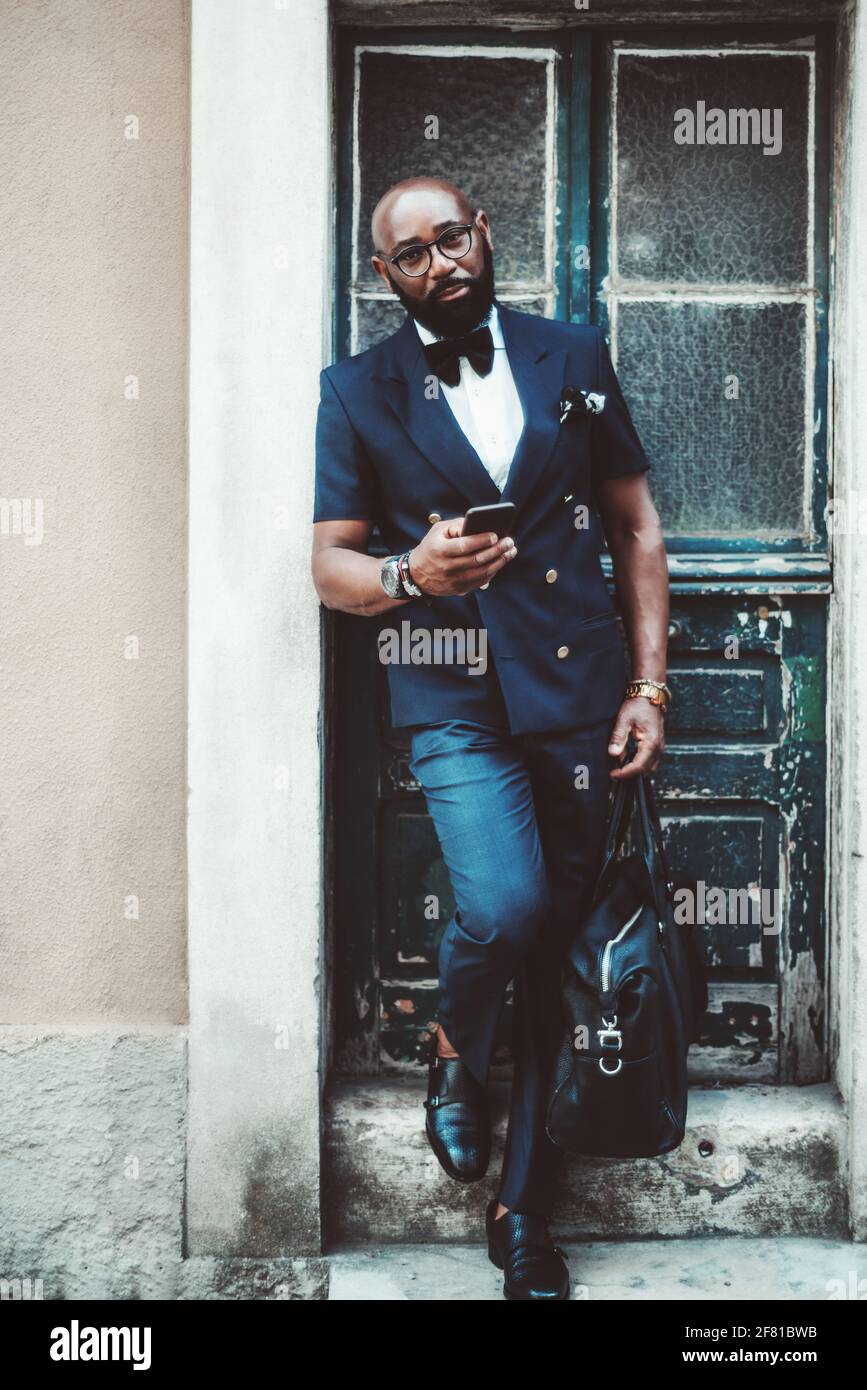 Guy on a stoop hi-res stock photography and images - Alamy