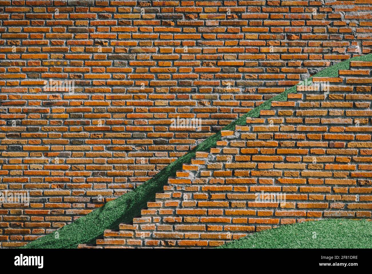 Grass between bricks hi-res stock photography and images - Alamy