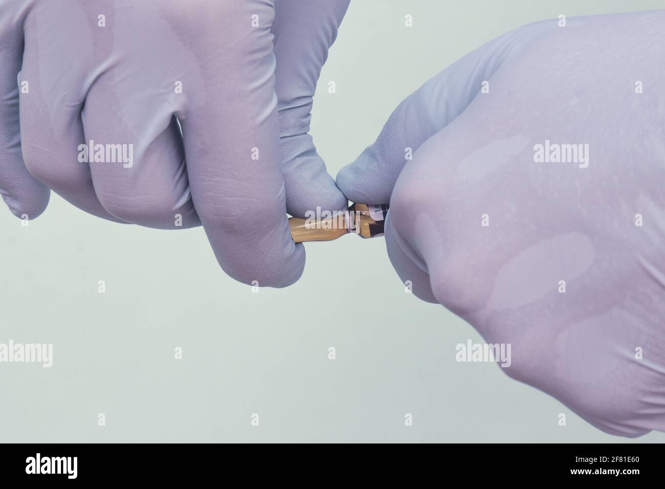 Ampule open hi-res stock photography and images - Alamy