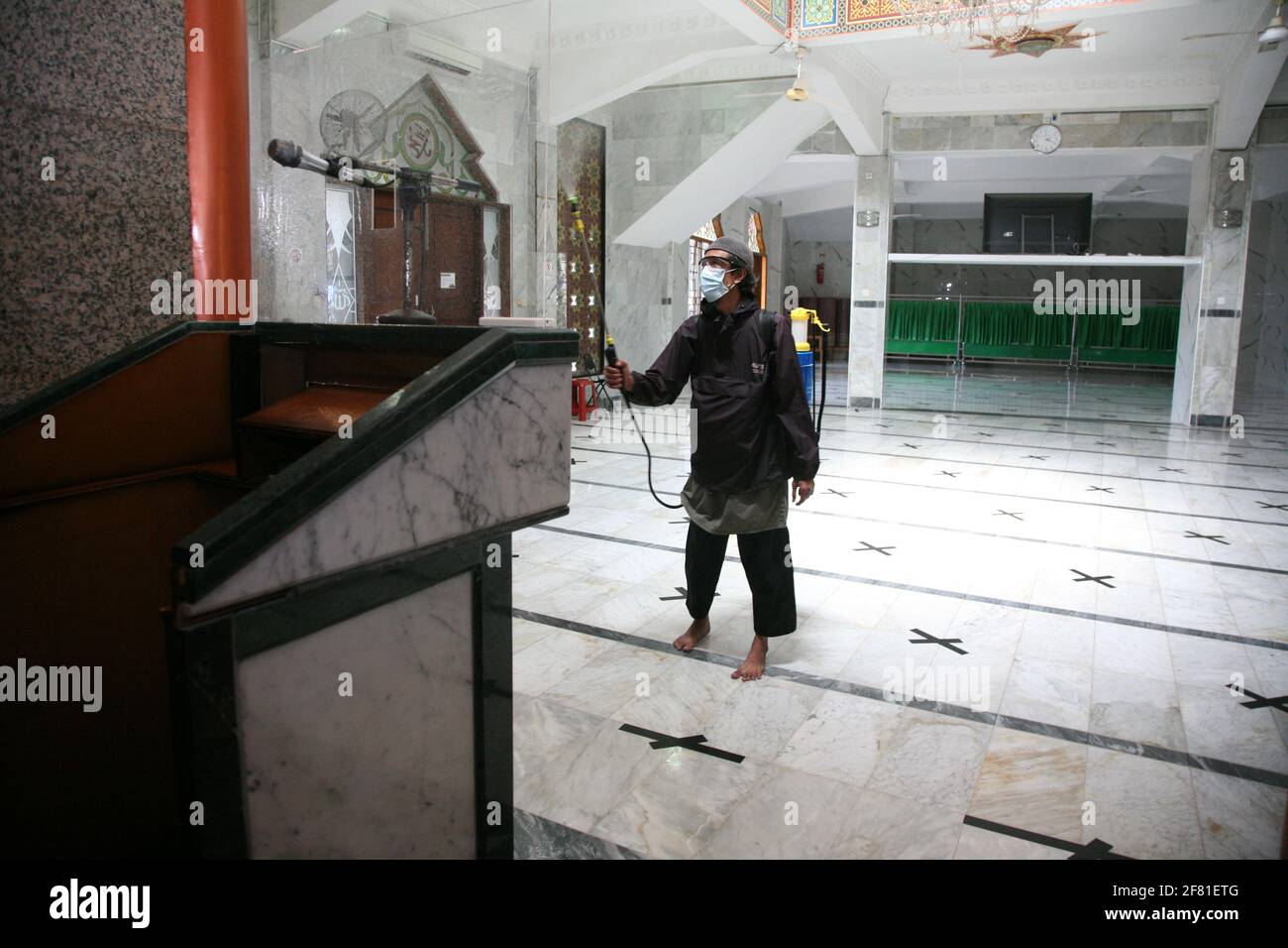 Mosque cleaning activities hi-res stock photography and images - Alamy