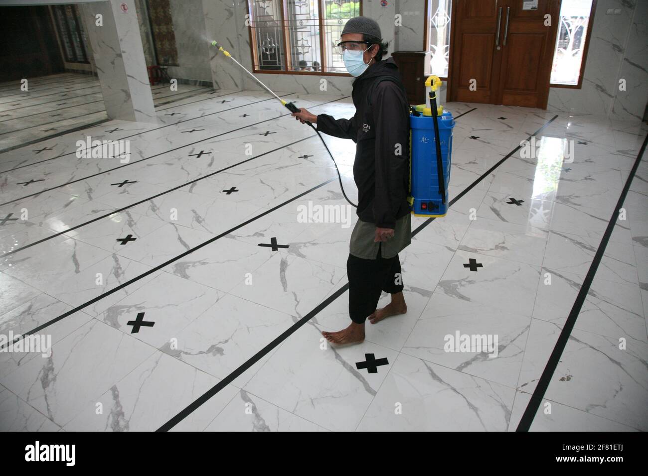 Mosque cleaning activities hi-res stock photography and images - Alamy