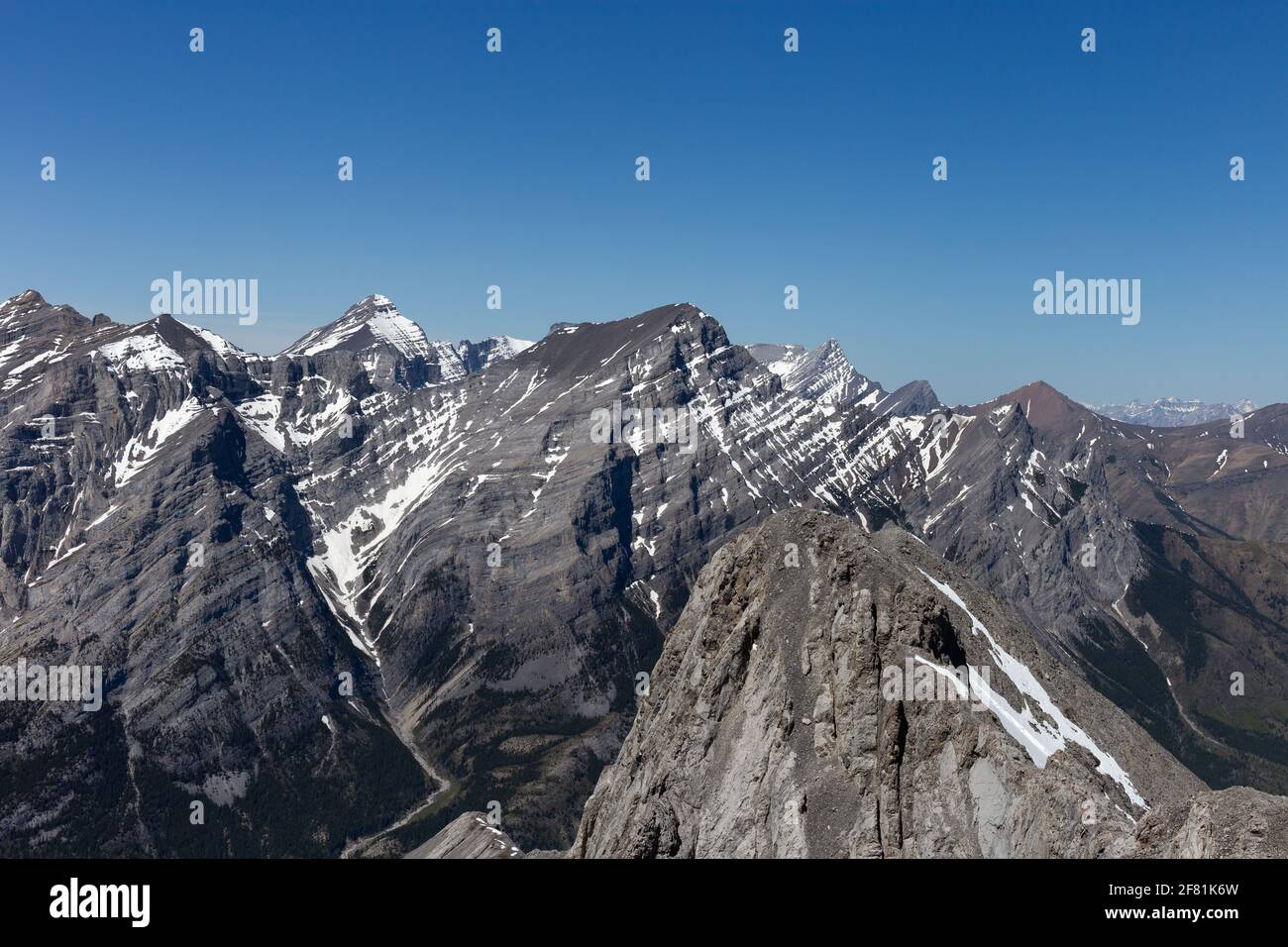 view of the peaks in a mountain range on a bright sunny day Stock Photo ...