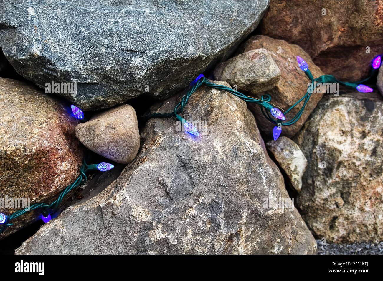 Landscaping lights placed between bolder and rocks Stock Photo - Alamy