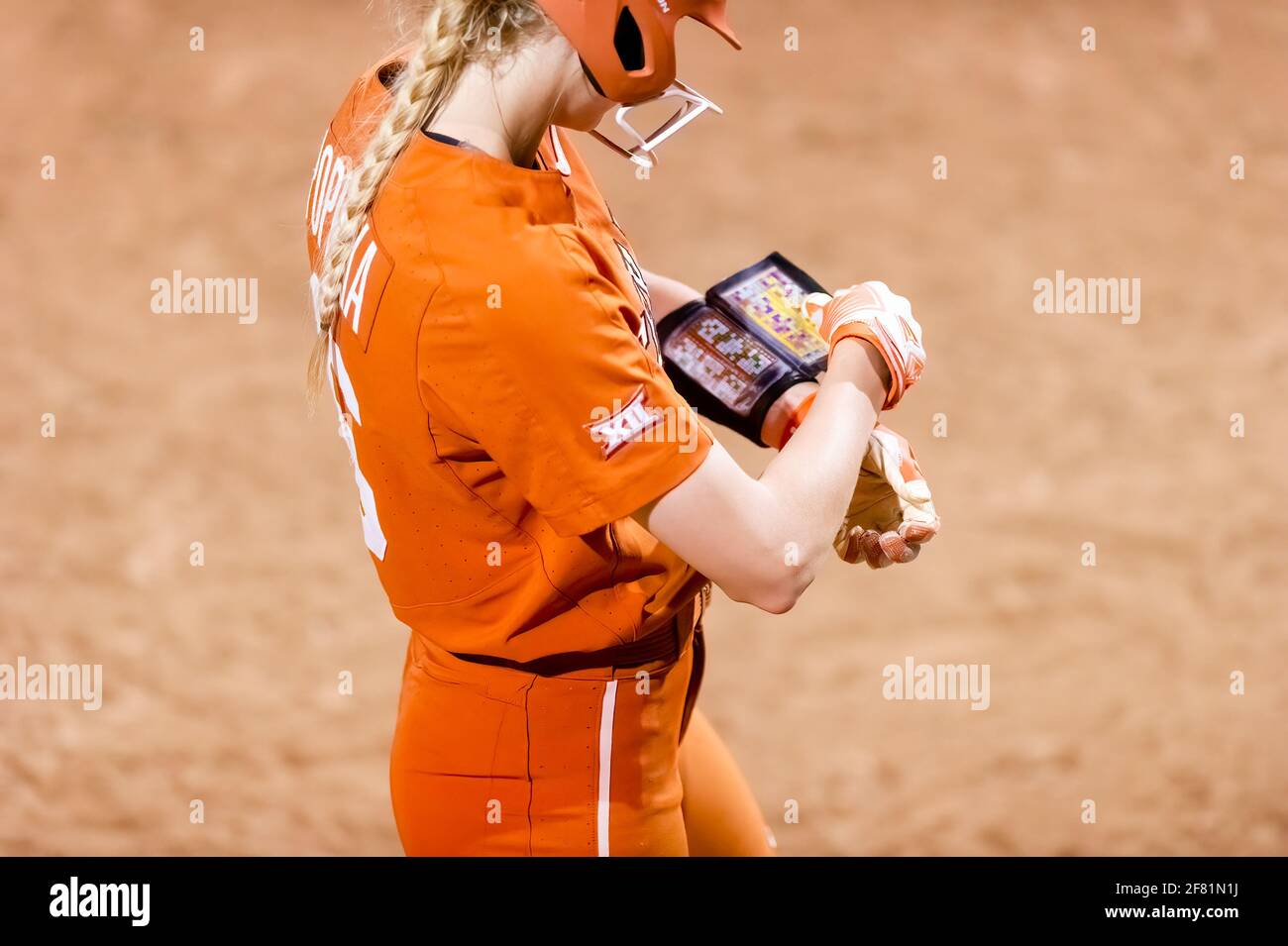 Playing catch in baseball hi-res stock photography and images - Alamy