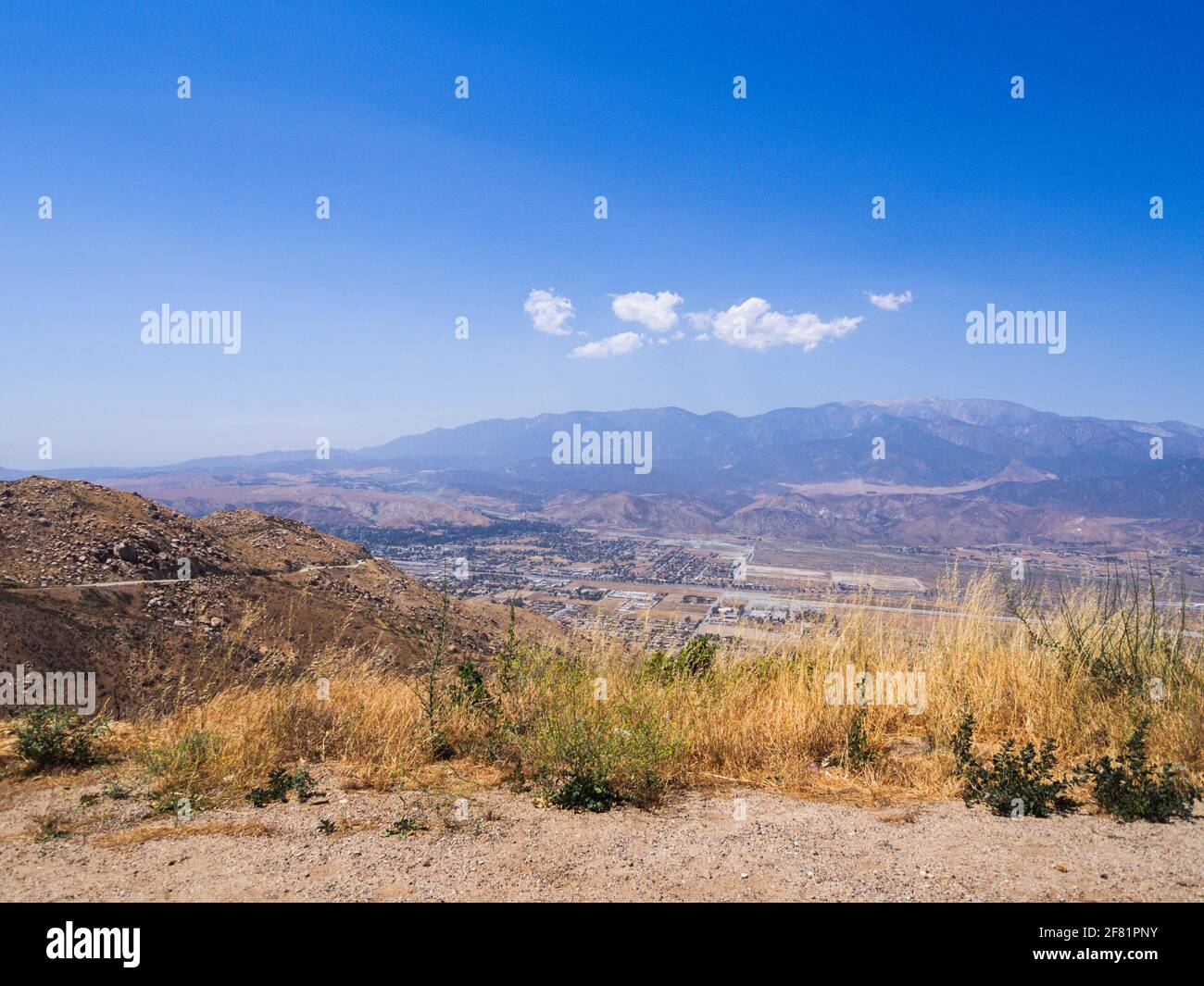 Cloudless desert sky and mountain hi-res stock photography and images ...