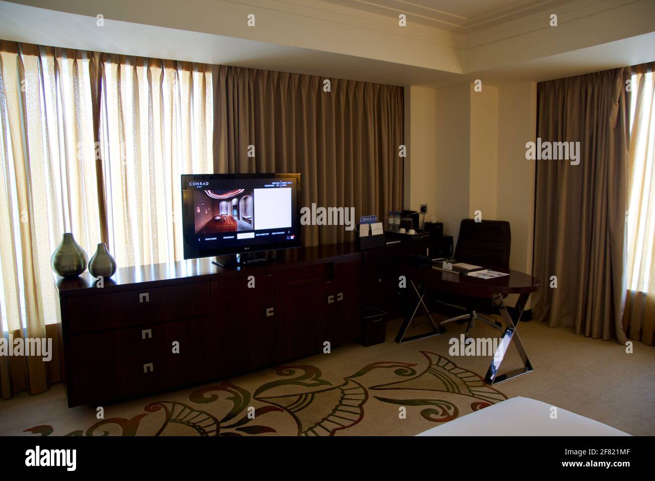 Hotel lobby with wooden reception desk hi-res stock photography and ...