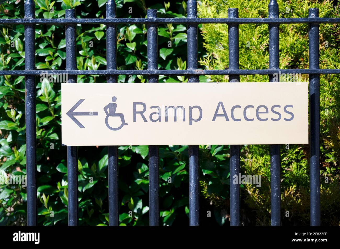 Wheelchair access ramp sign hi-res stock photography and images - Alamy
