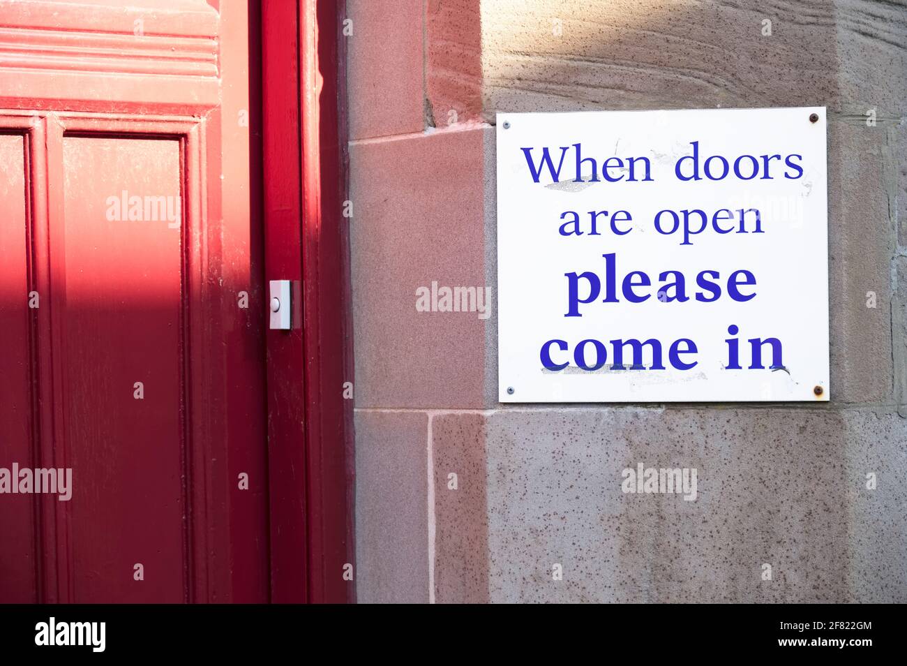 Please come in when doors are open sign Stock Photo - Alamy
