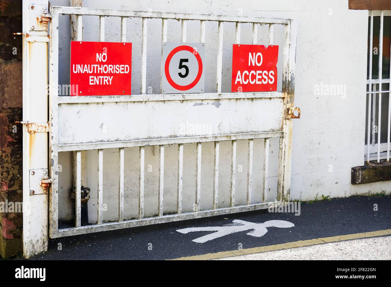 Private road access only hi-res stock photography and images - Alamy