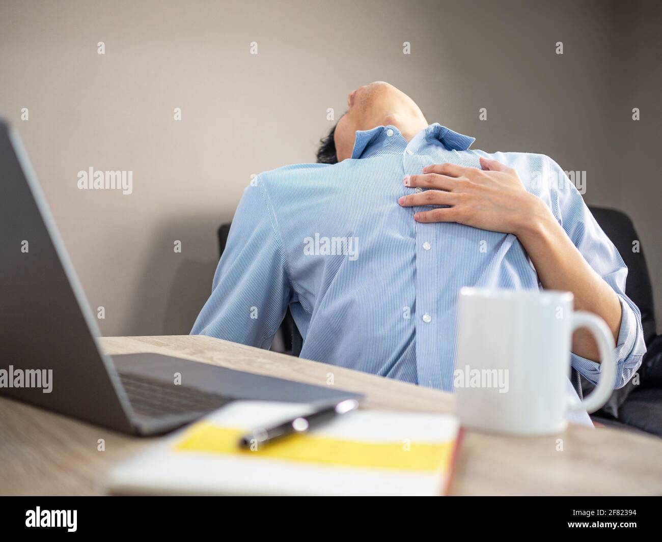 Man heart attack at work hi-res stock photography and images - Alamy