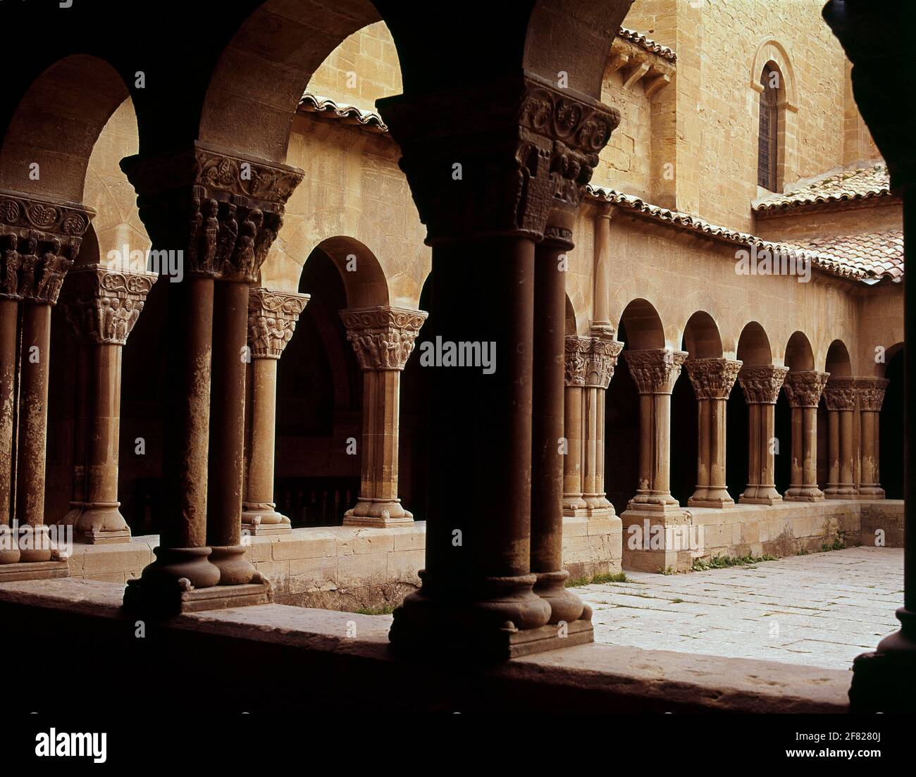 CLAUSTRO ROMANICO DEL MONASTERIO DE SAN PEDRO EL VIEJO - SIGLO XII ...