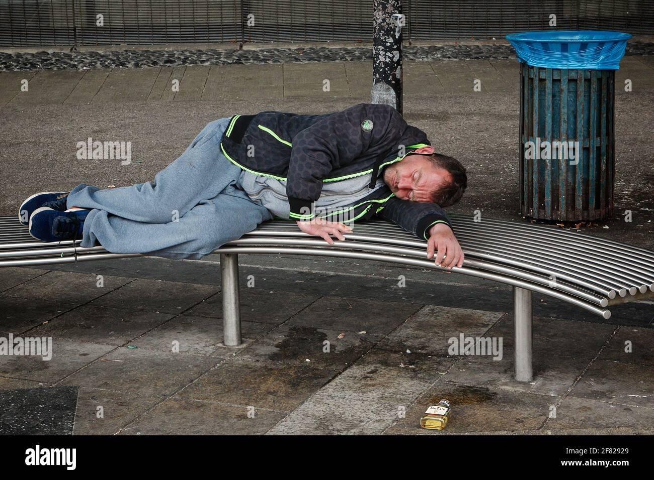 Bench uk homless hi-res stock photography and images - Alamy