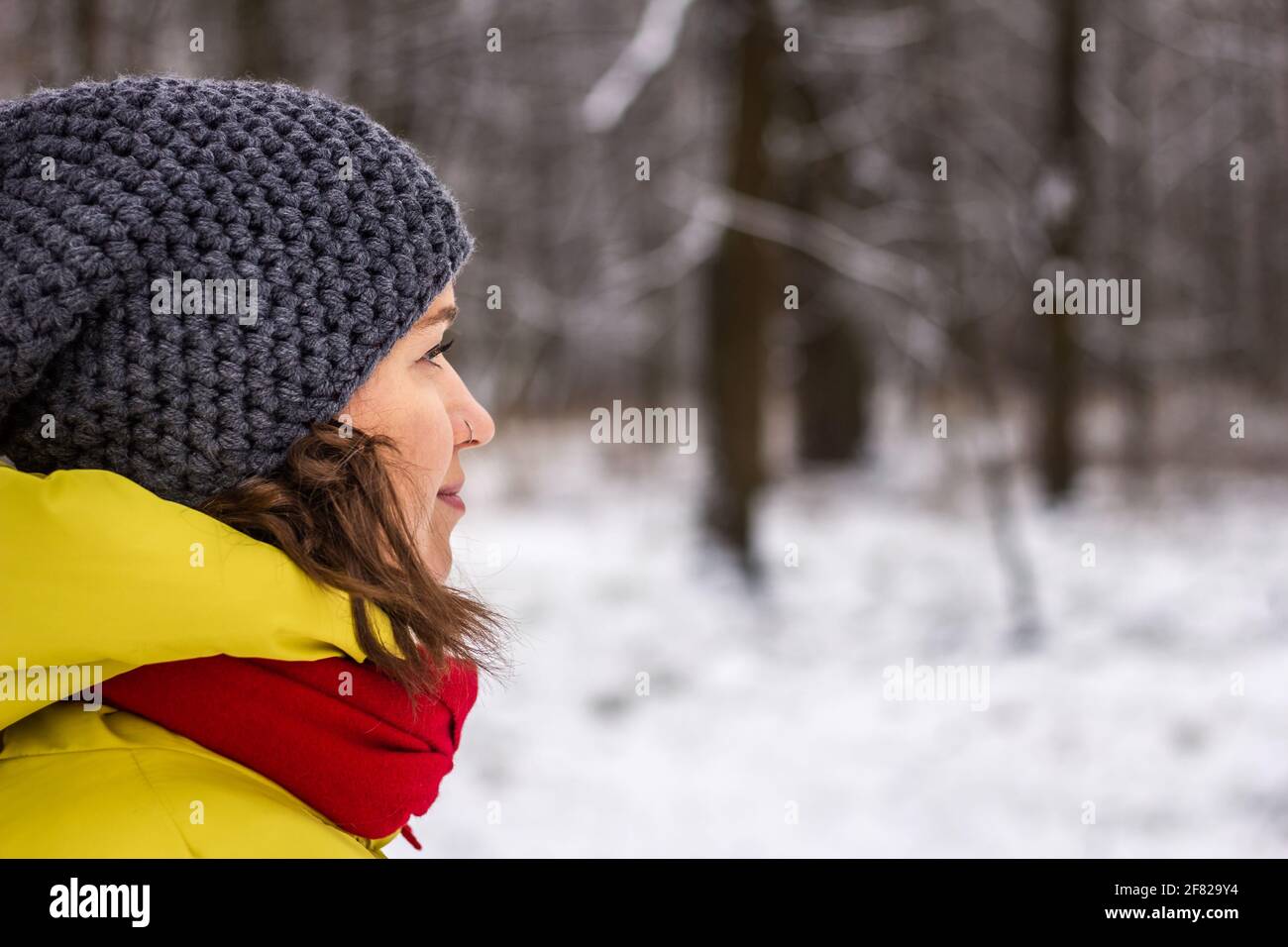 People wearing winter clothing hi-res stock photography and images - Alamy