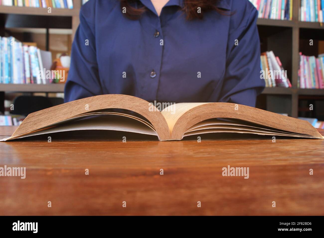 Asian girl reading book library hi-res stock photography and images - Alamy