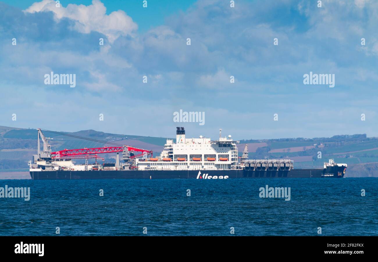 Firth of Forth, Scotland, UK. 11 April 2021. The Allseas Pioneering ...