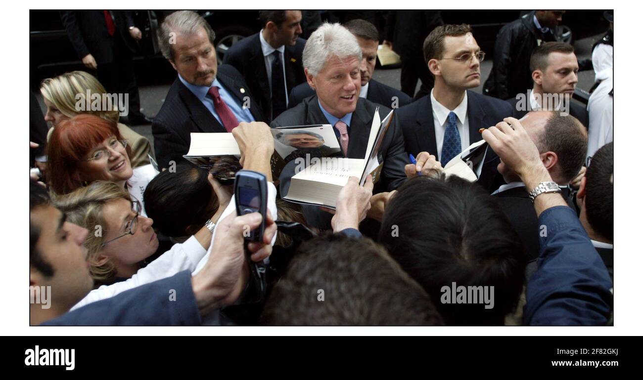 Bill Clinton Book signing at Waterstones in Londonpic David Sandison 12 ...