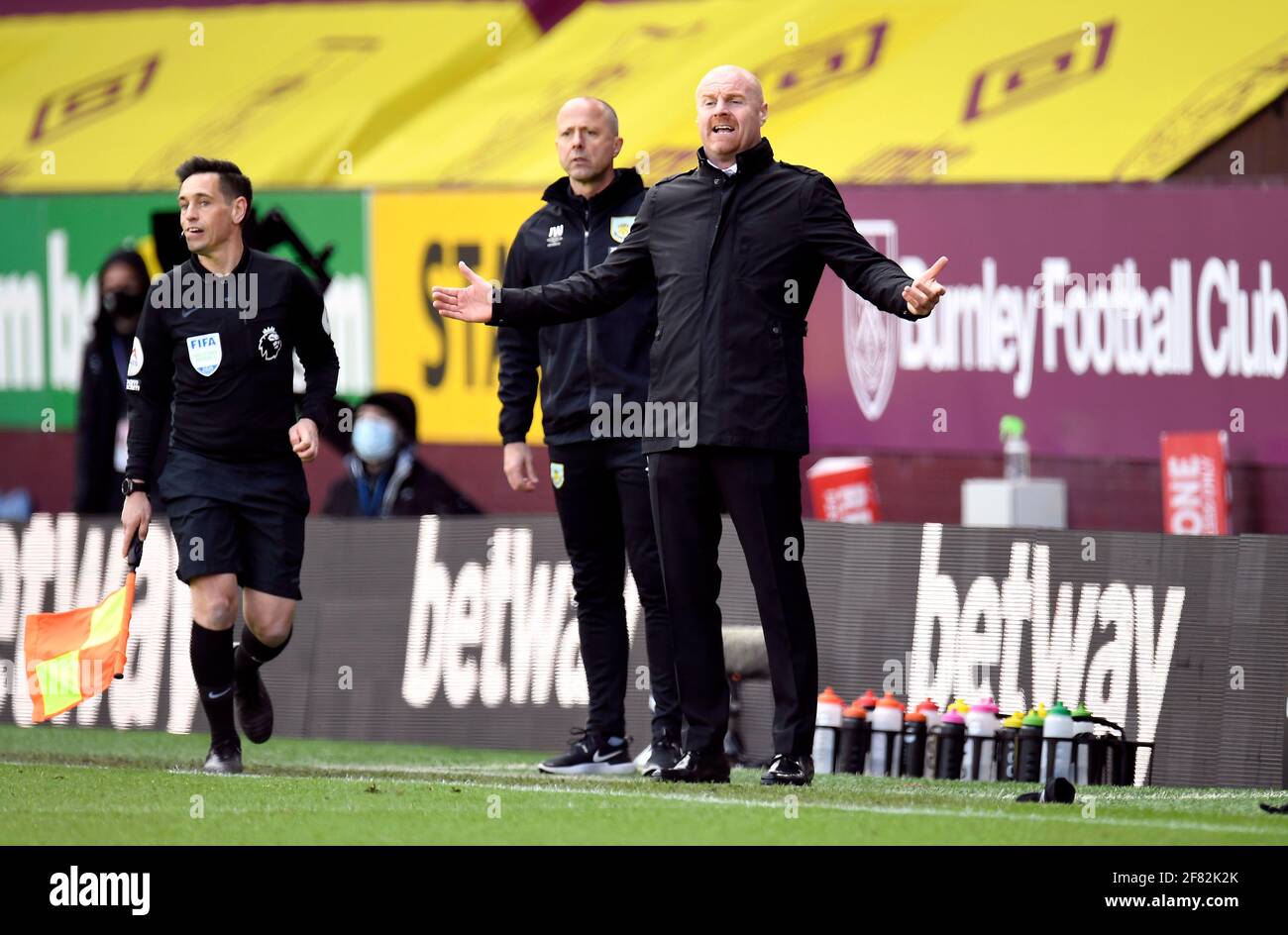 Burnley manager Sean Dyche gestures on the touchline during the Premier ...