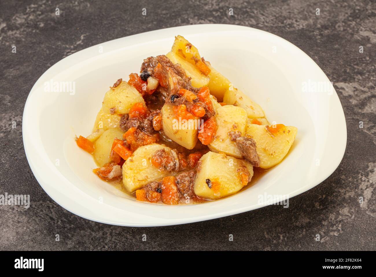 Roasted potato and beef with sauce and vegetables Stock Photo - Alamy