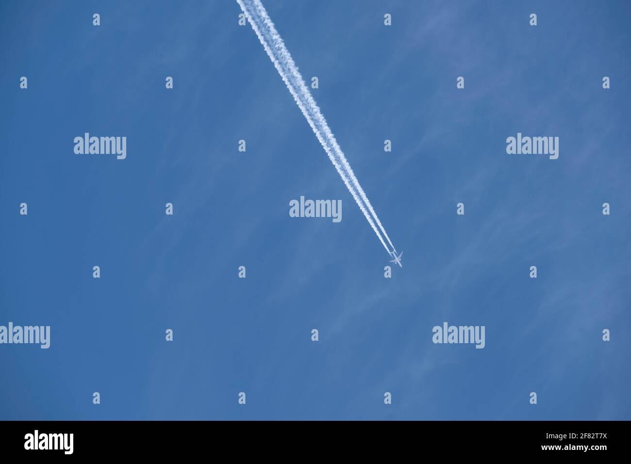 Jet trails, London, United Kingdom Stock Photo - Alamy