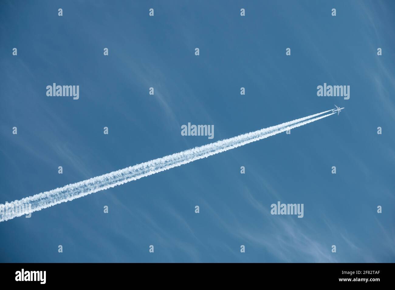 Jet trails, London, United Kingdom Stock Photo - Alamy