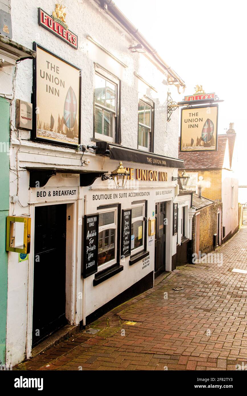 The Union Inn in the centre of Cowes, Isle of Wight Stock Photo - Alamy