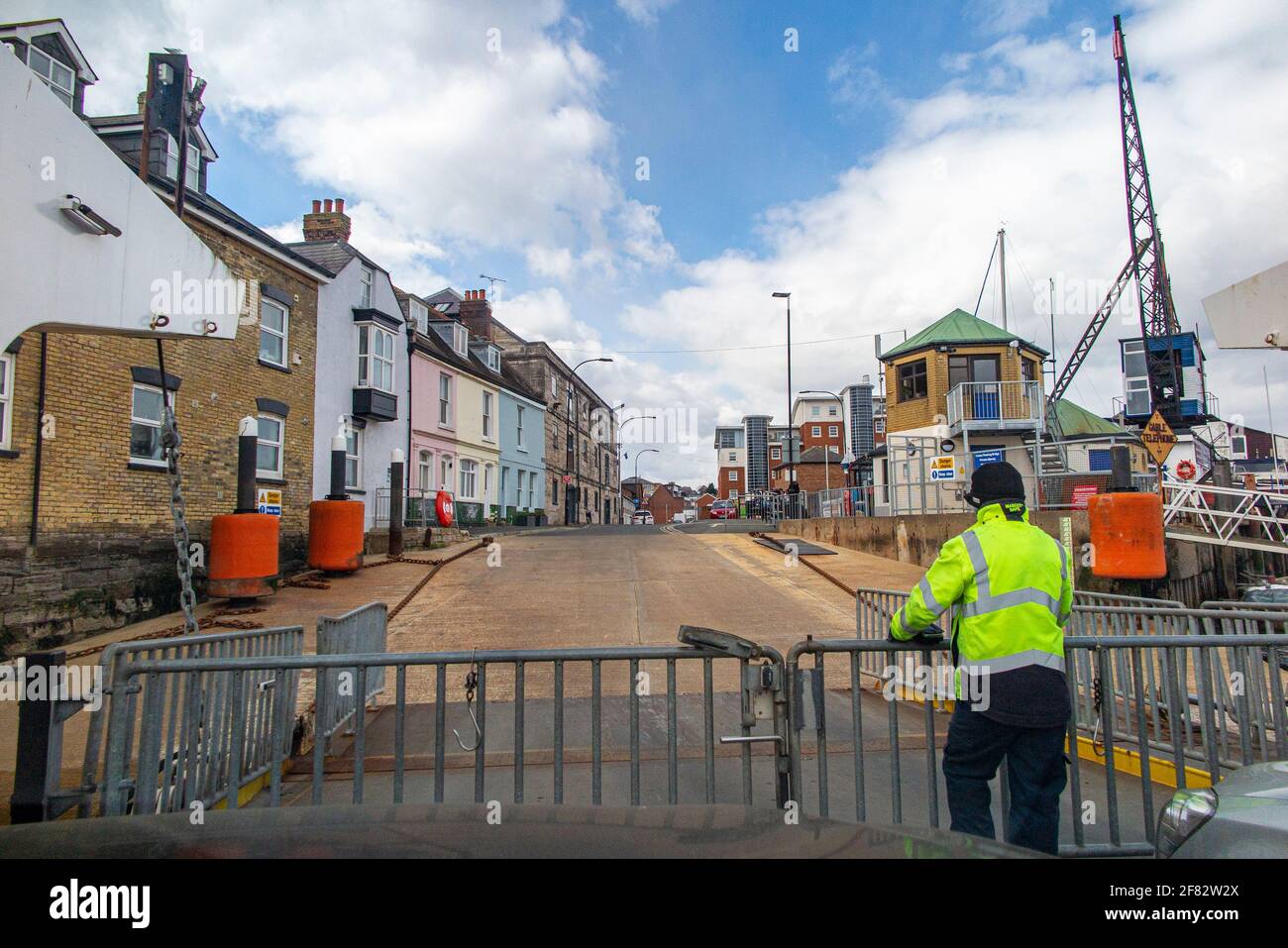 Crossing the River Medina in Cowes on the chain ferry Stock Photo - Alamy