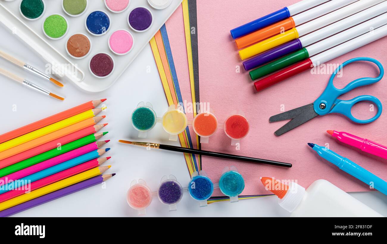 Overhead art table hi-res stock photography and images - Alamy
