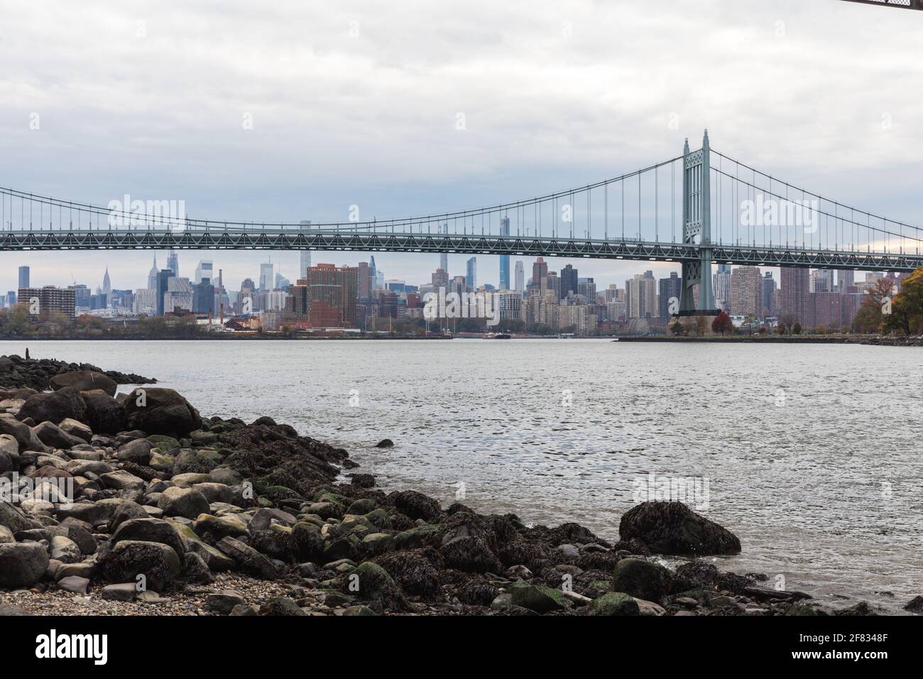 Shadow of tower bridge on water hi-res stock photography and images - Alamy