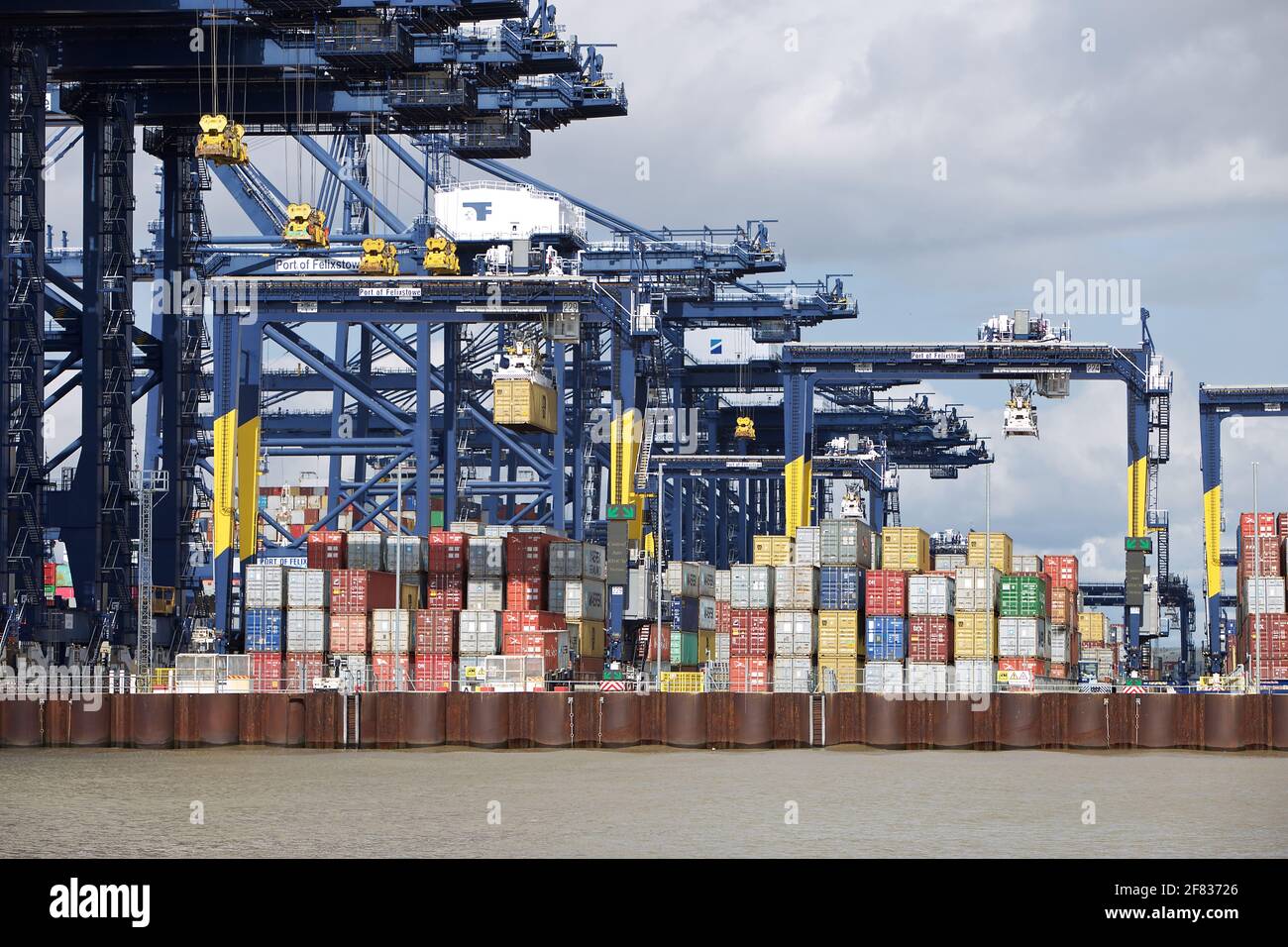 Container Gantry Cranes and shipping containers at the Port of ...