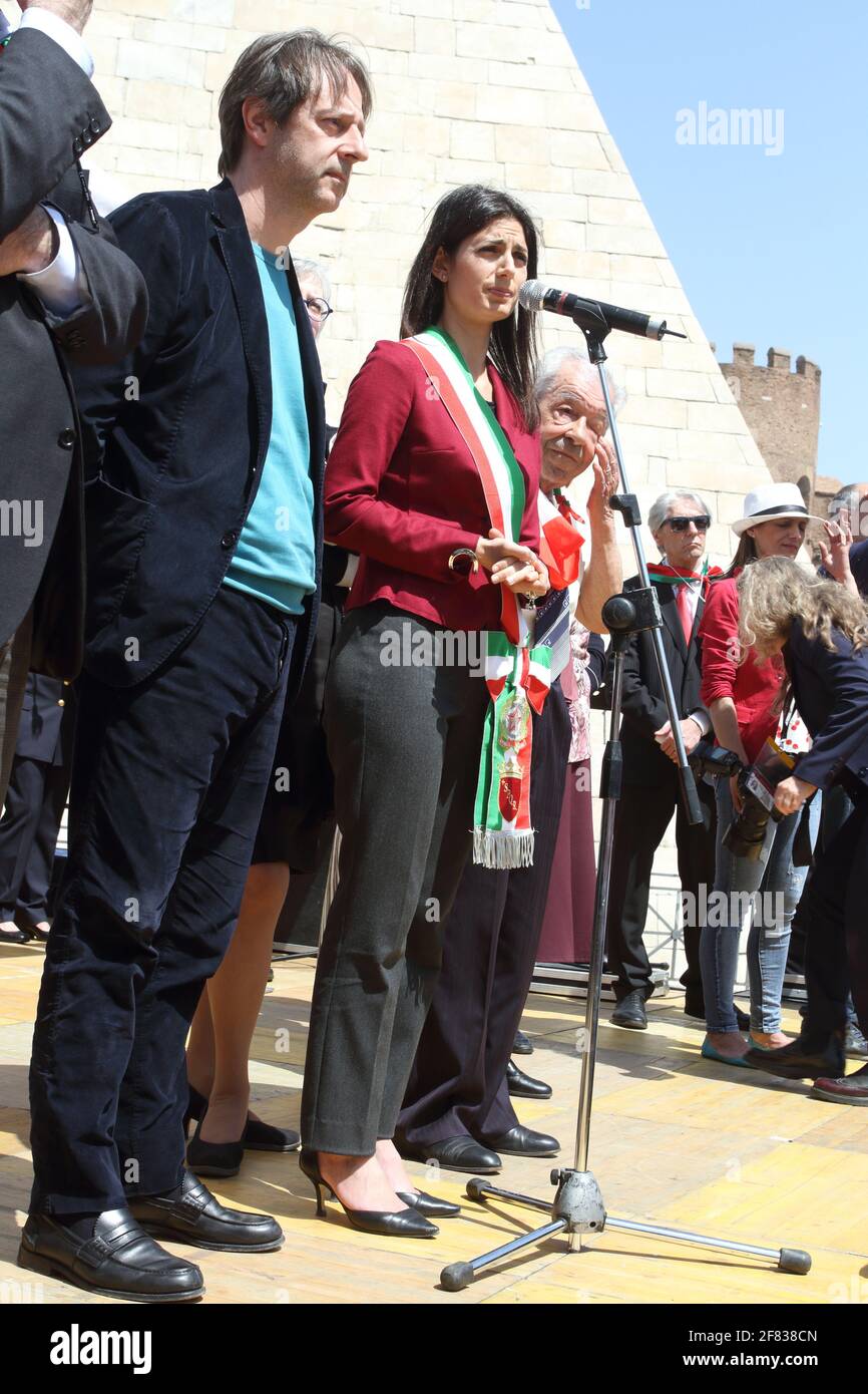 Roma, Italia - 25 aprile 2018: Virginia Raggi sul palco dell'Anpi a ...