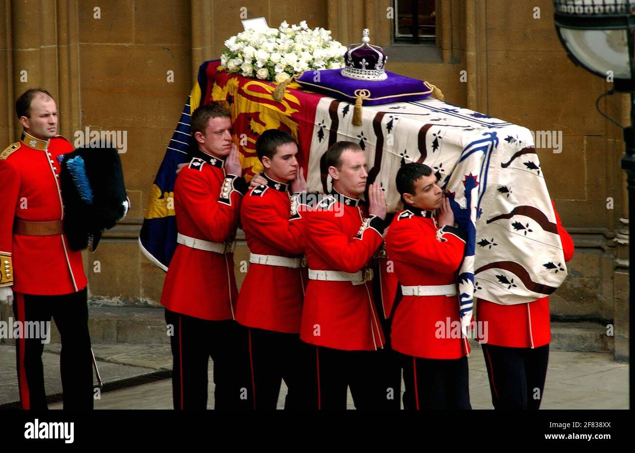 THE QUEEN MOTHERS COFFIN LEAVES WESTMINSTER HALL. 9/4/02 PILSTON Stock ...