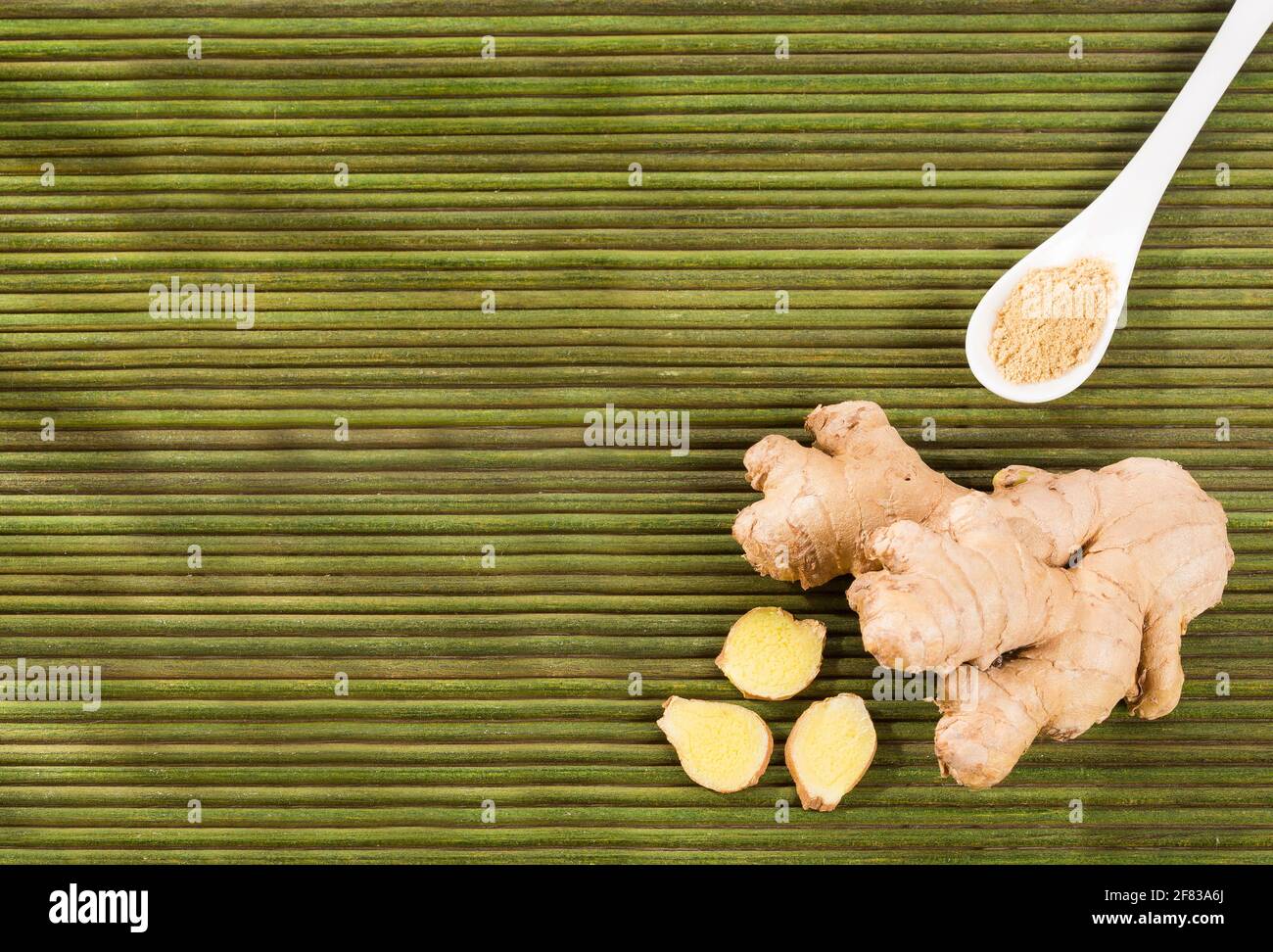 Fresh ginger root and ground ginger spice Stock Photo - Alamy