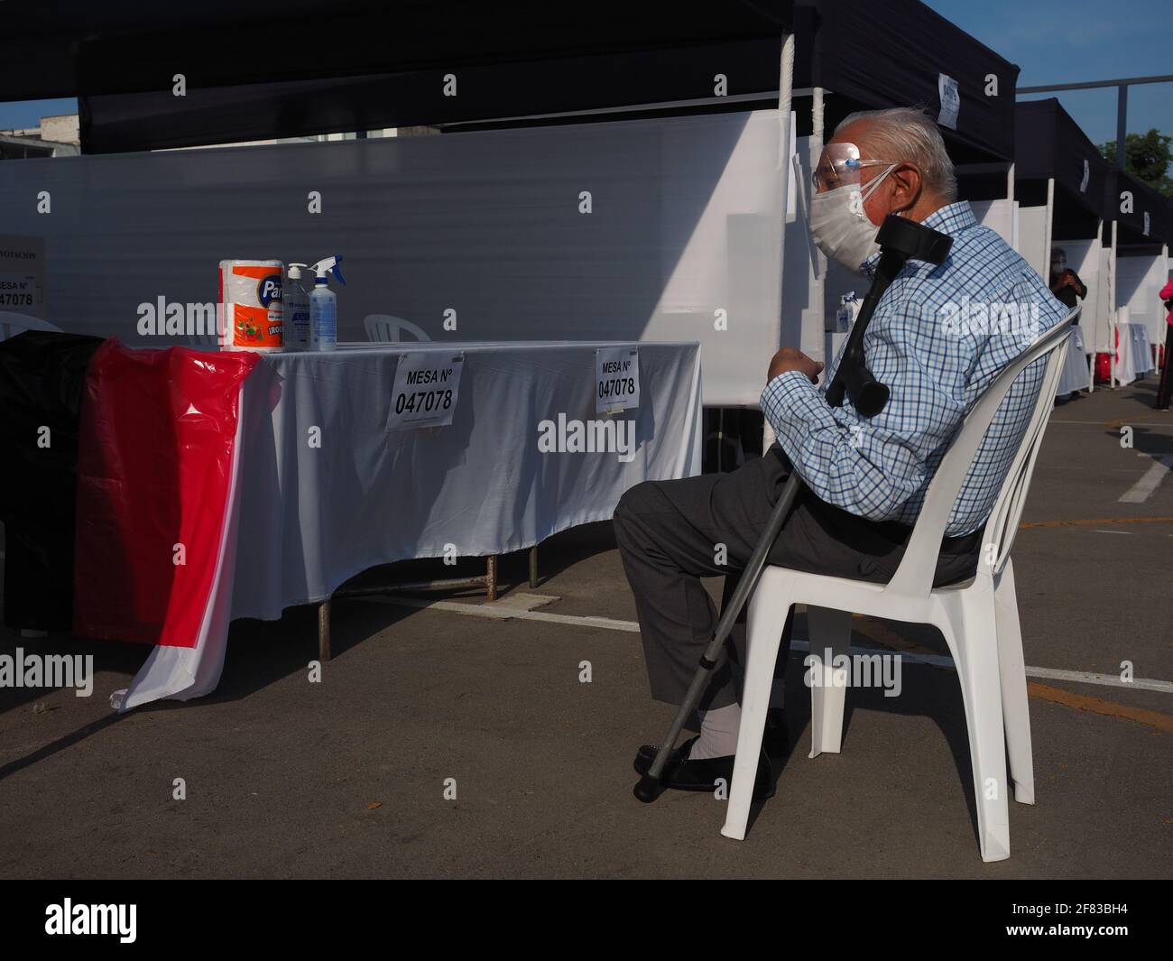 Elderly people vote hi-res stock photography and images - Alamy