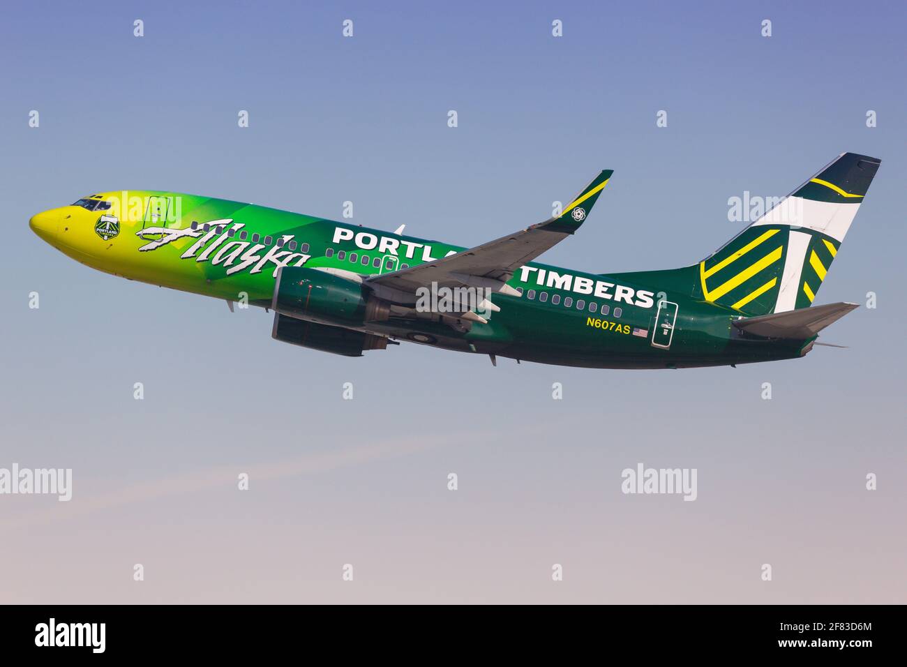 Alaska airlines boeing 737 700 hi-res stock photography and images - Alamy