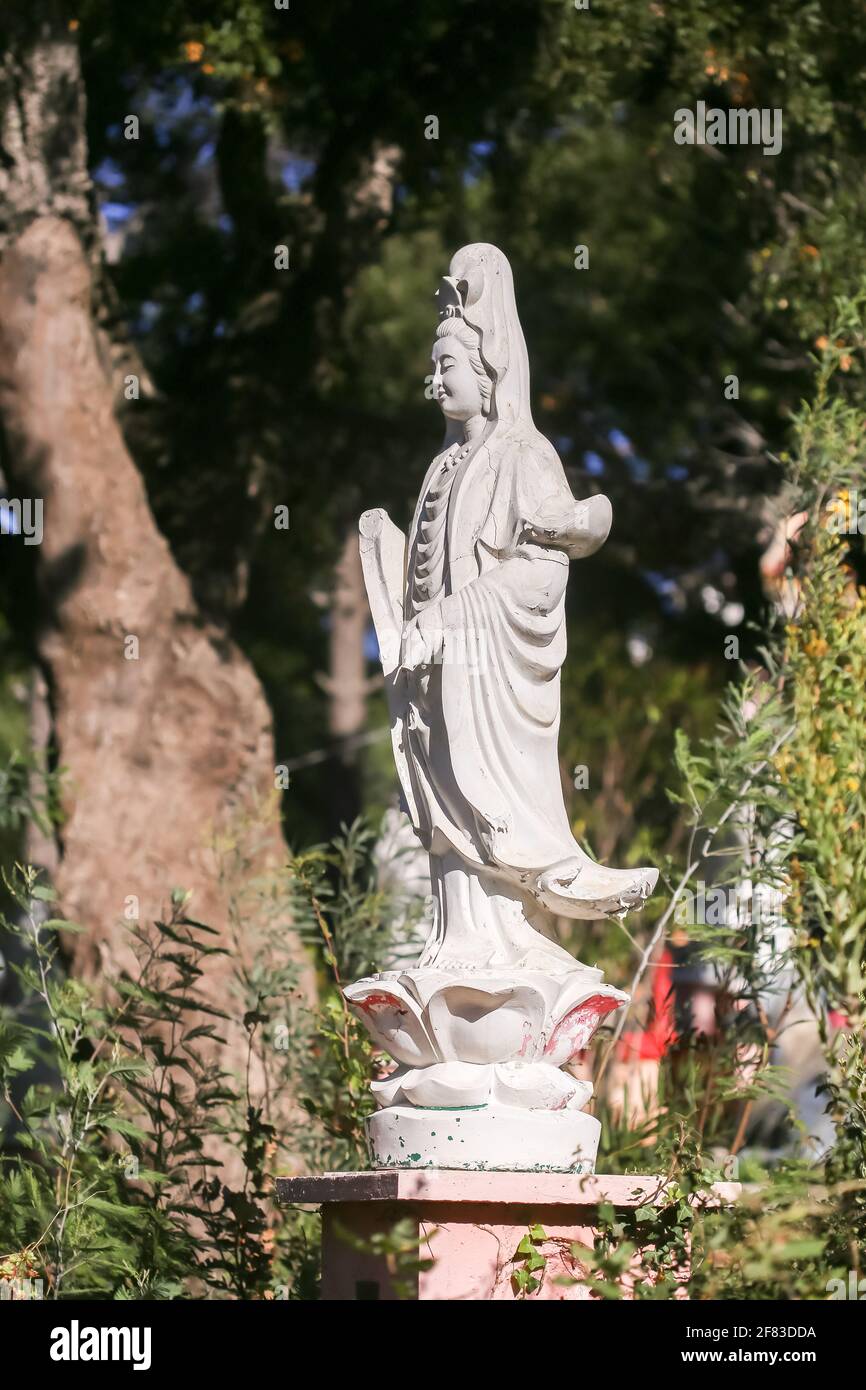 Kwan yin statue hi-res stock photography and images - Alamy