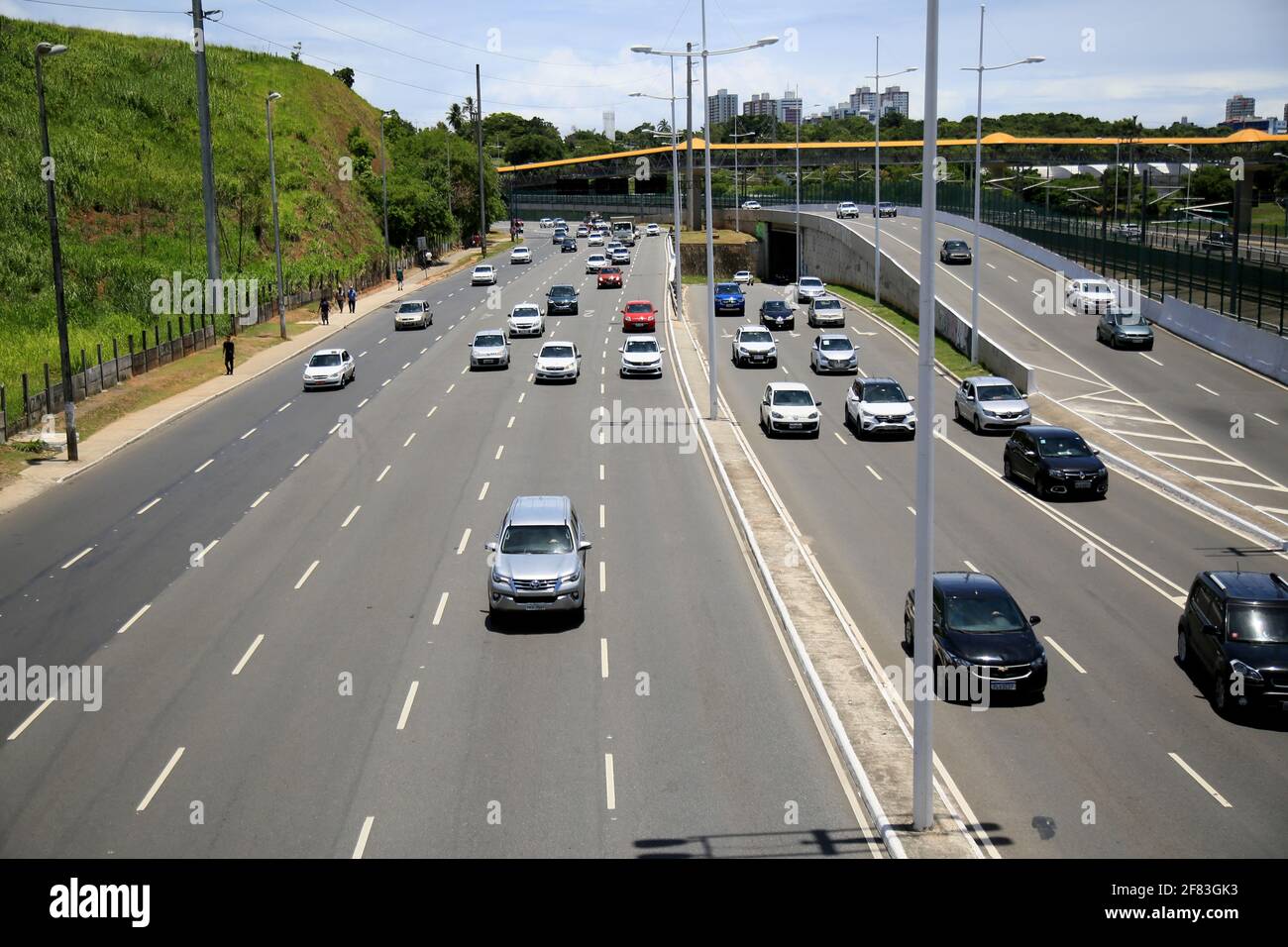 salvador, bahia, brazil - january 25, 2021: movement of vehicles in ...
