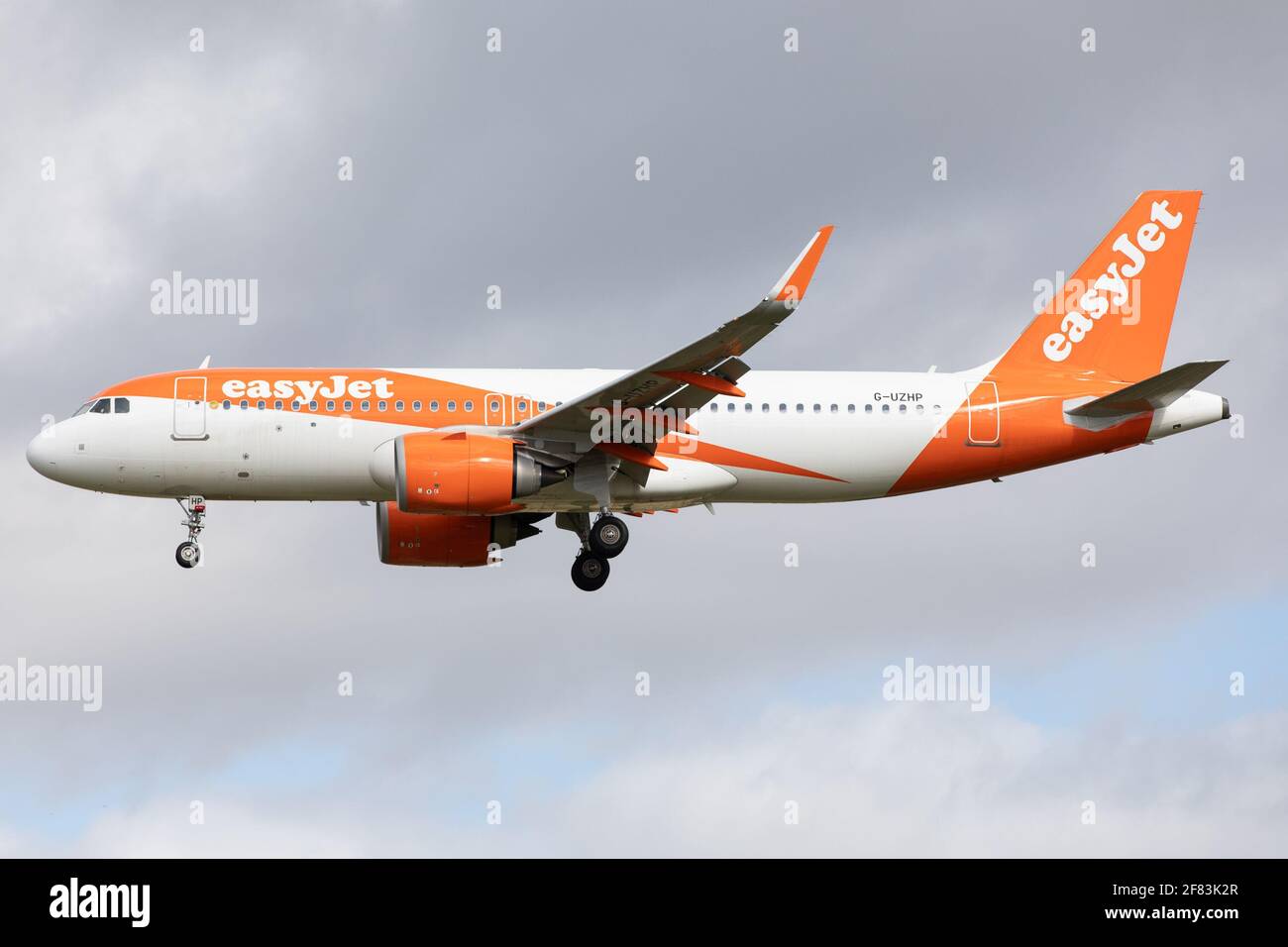 Easyjet airbus a320 neo lands hi-res stock photography and images - Alamy