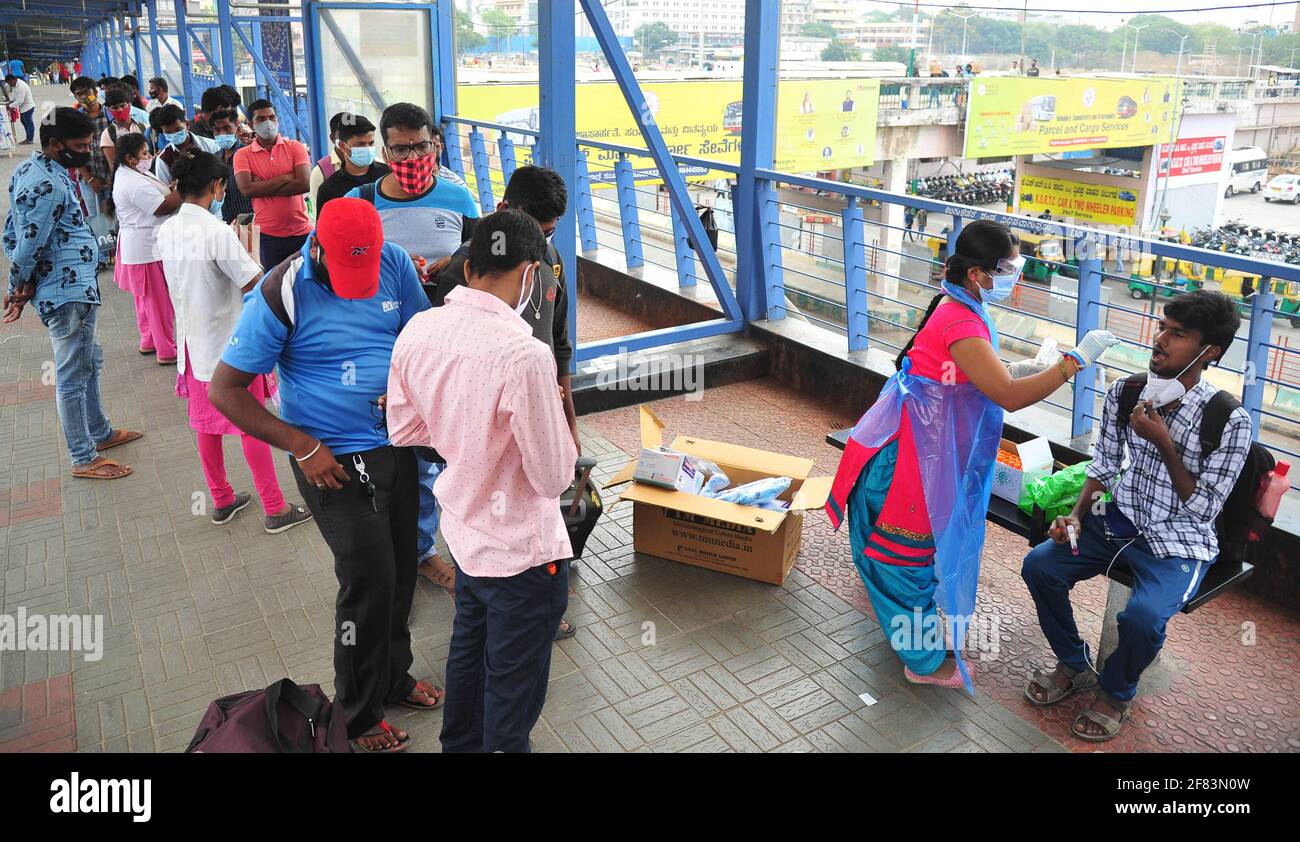 Bus reverse hi-res stock photography and images - Alamy