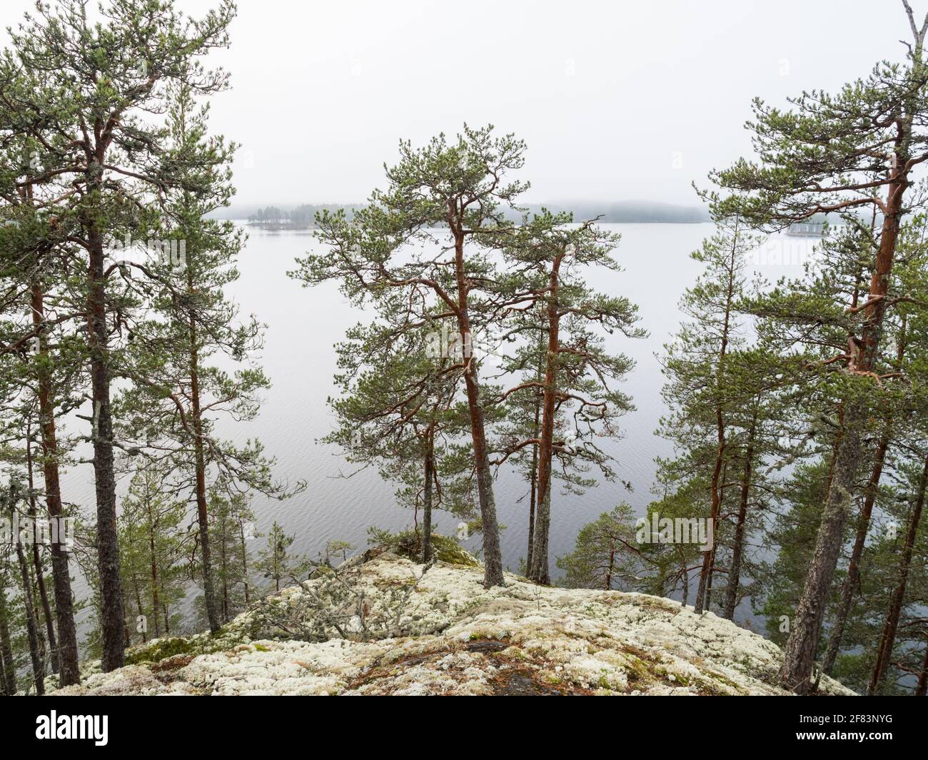 Lakeside cliff hi-res stock photography and images - Alamy