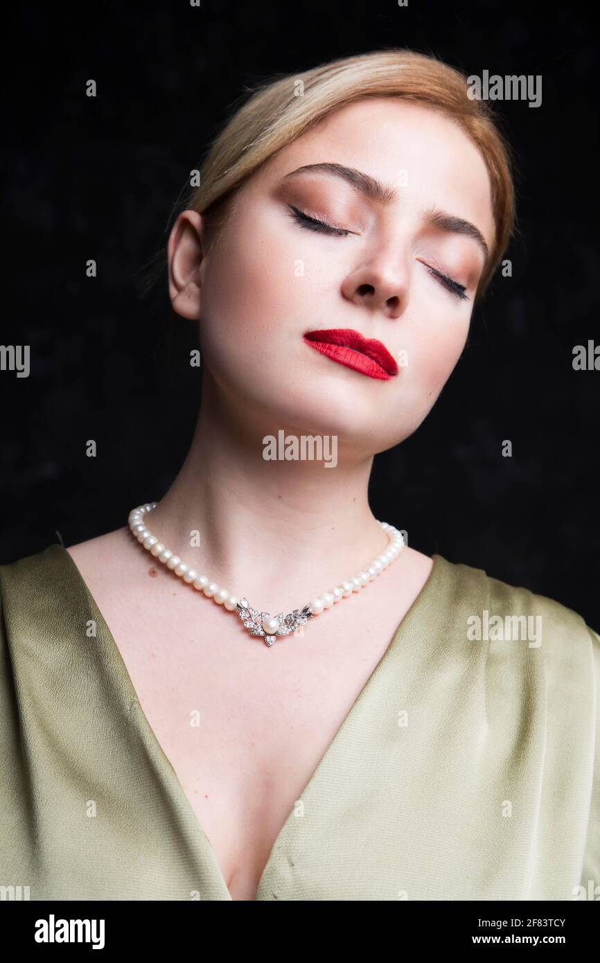 beautiful woman with pearl necklace Stock Photo - Alamy