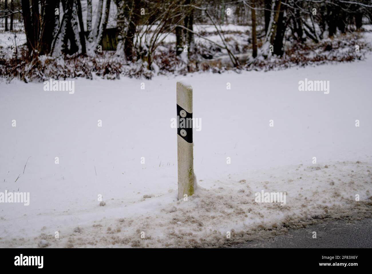 Snowy post hi-res stock photography and images - Alamy