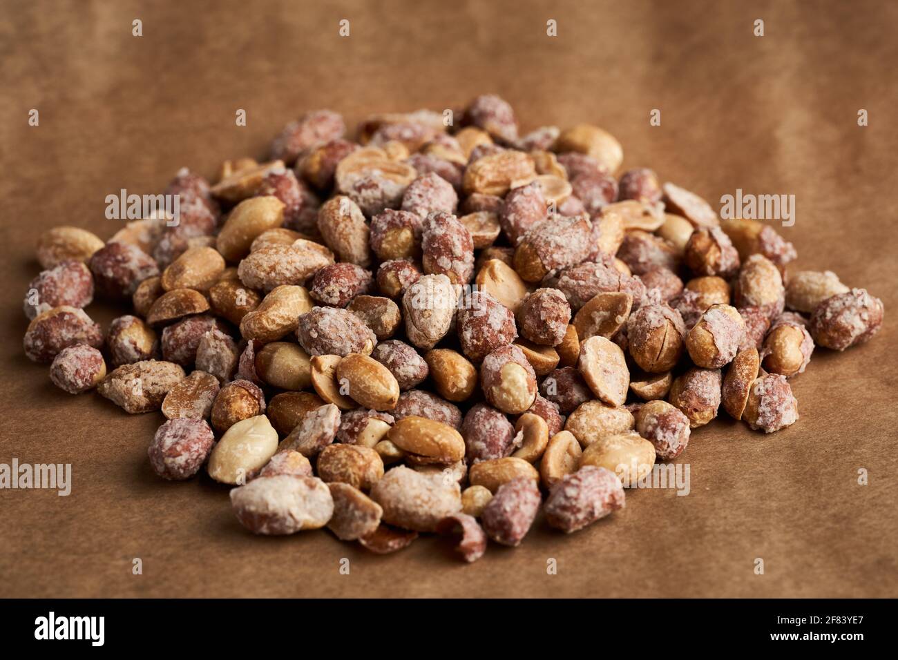Oven baked peanuts in skin, heavily salted Stock Photo - Alamy