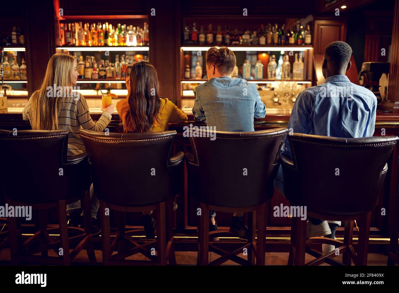 Woman sitting back view bar hi-res stock photography and images - Alamy