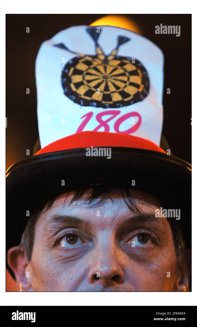 Darts crowd hi-res stock photography and images - Alamy