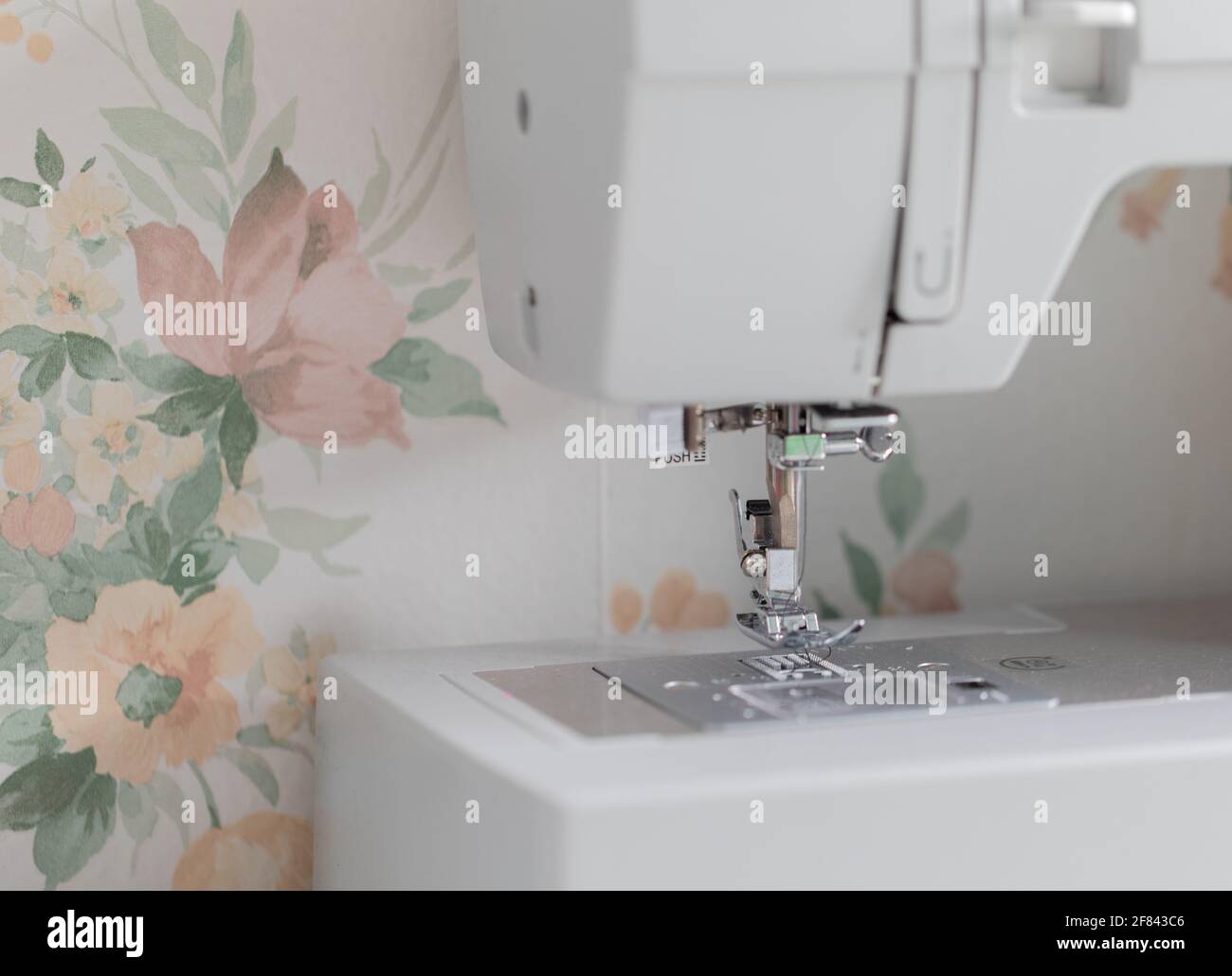 Domestic sewing machine hi-res stock photography and images - Alamy